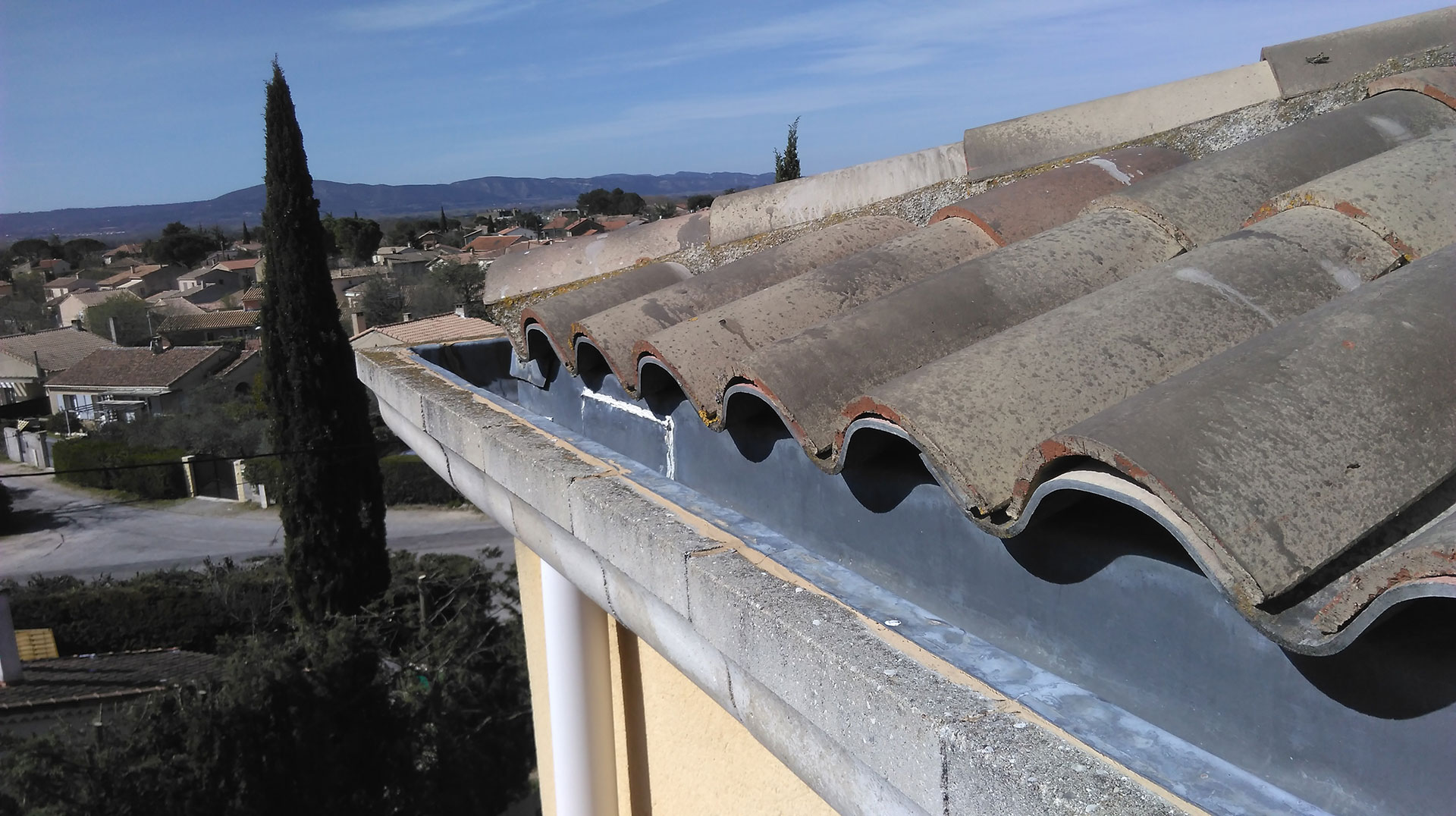 Réparation d'un chéneau défectueux et infiltrant à Pertuis